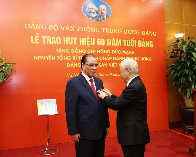 Nông Duc Manh mis à l’honneur pour ses 60 ans d’appartenance au Parti