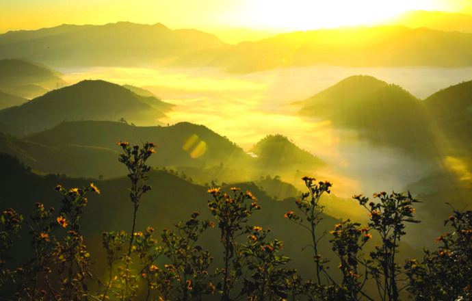 Diên Biên : lever de soleil sur une mer de nuages au col de Keo Lôm